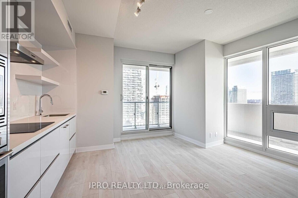 2221-2221 Yonge St, Toronto (Mount Pleasant West), ON M4S 2B4 - Maison ...