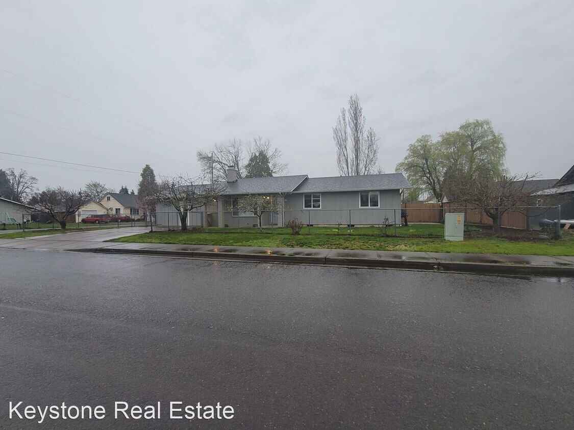 152 B St, Creswell, OR 97426 - House Rental in Creswell, OR ...