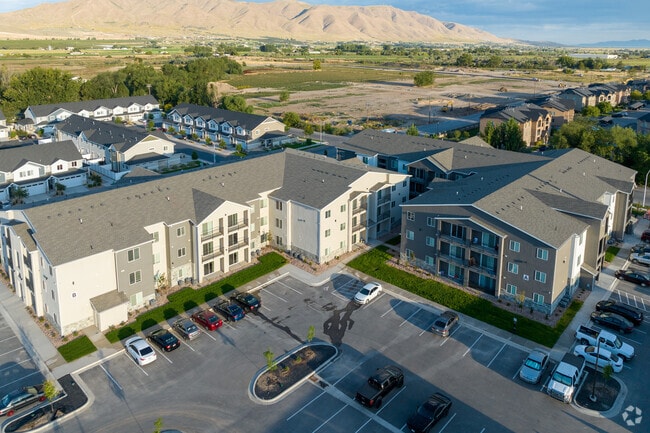 Apartments for Rent with Parking Near The Vistas at Summit Ridge ...