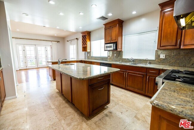 156 N Arnaz Dr Unit 2ND FLOOR, Beverly Hills, CA 90211 - Room for Rent ...