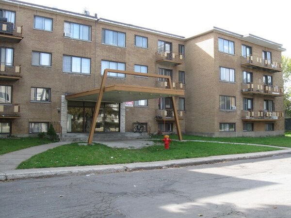 Cote St Luc Manor Appartements - 5626 Av Emerald Montréal, QC ...