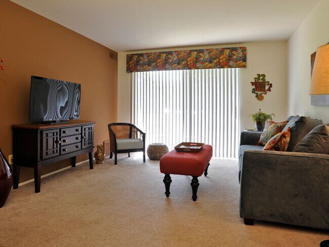 Fox Pointe Apartments - Apartments in East Moline, IL | Apartments.com