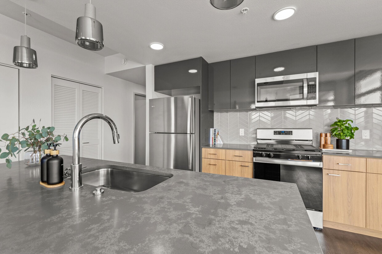 Splash Apartments - 875 Ne 27th Ave Portland, OR 97232 | Apartments.com