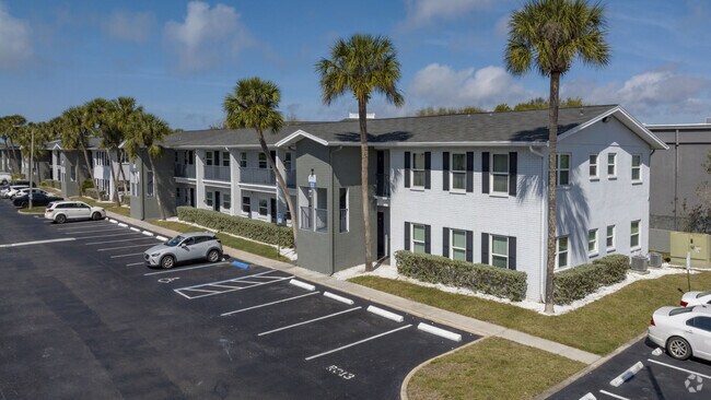 Crossroads Area Apartments for Rent with a Dog Park - Saint Petersburg ...