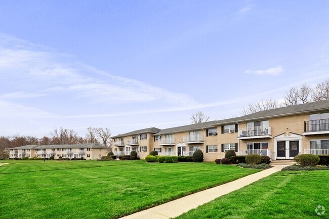 Crowne Pointe Apartments for Rent with a Walk-In Closet - Freehold, NJ ...