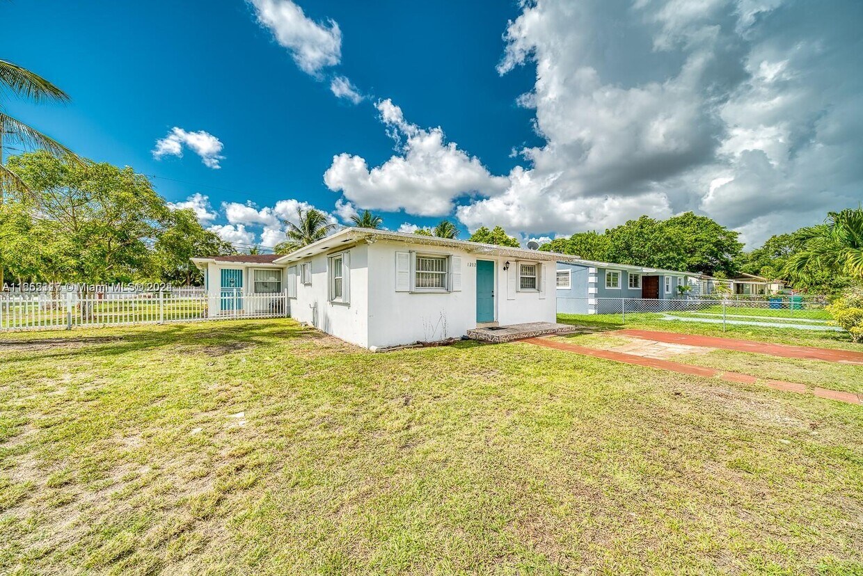 1200 NW 102nd St Unit 1202, Miami, FL 33147 - Room for Rent in Miami ...