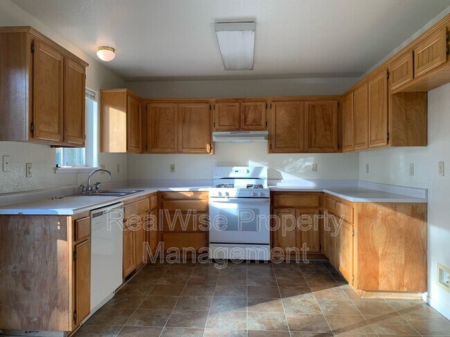 249 SW Rogue River Ave Unit D, Grants Pass, OR 97526 - Condo for Rent ...