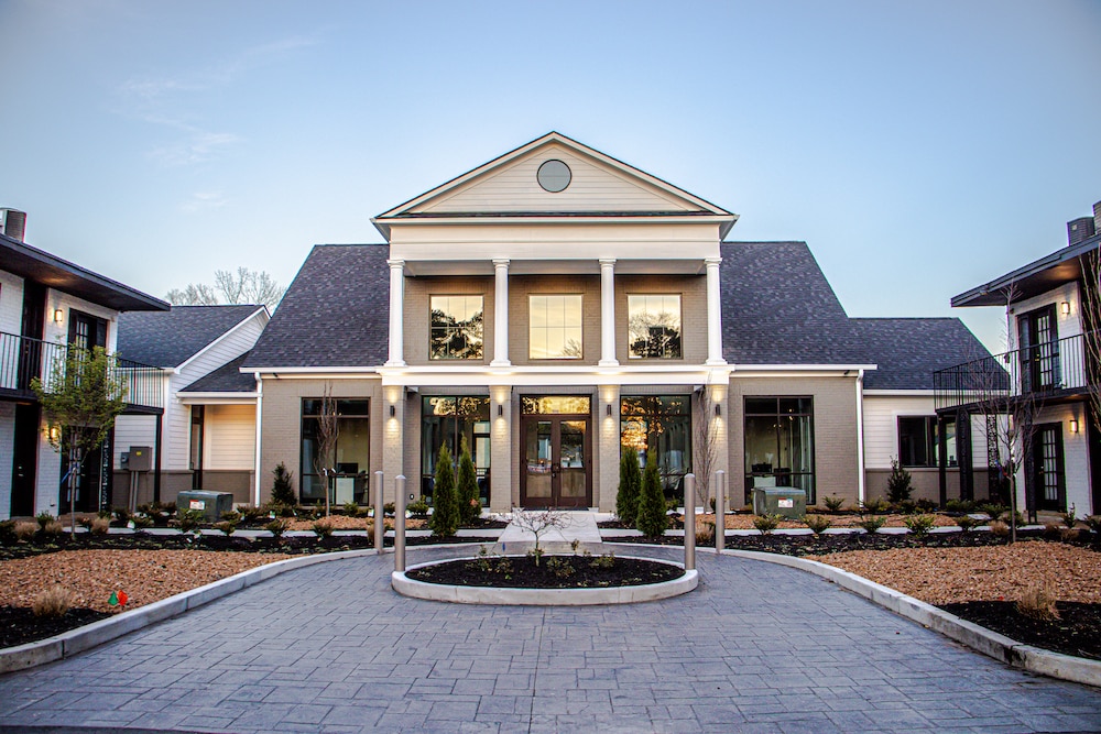 The Residences at Lakeview - 2774 S Mendenhall Rd Memphis, TN 38115 ...