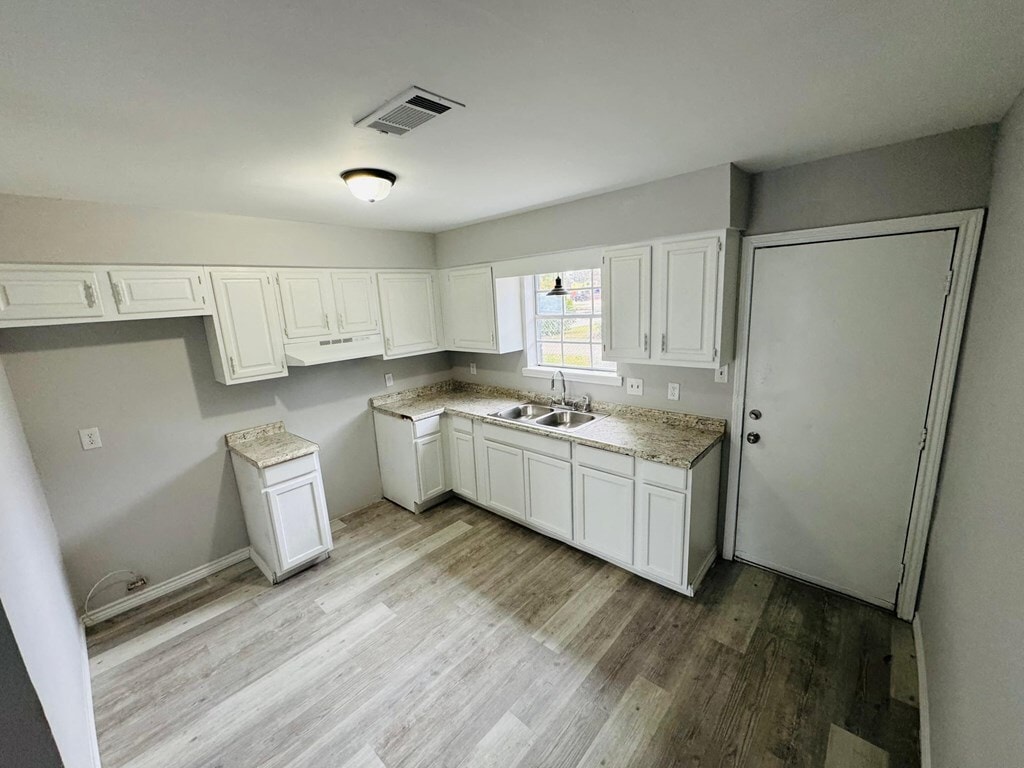 2200 Bancroft St, Lake Charles, LA 70607 Townhomes for Rent - Lake ...