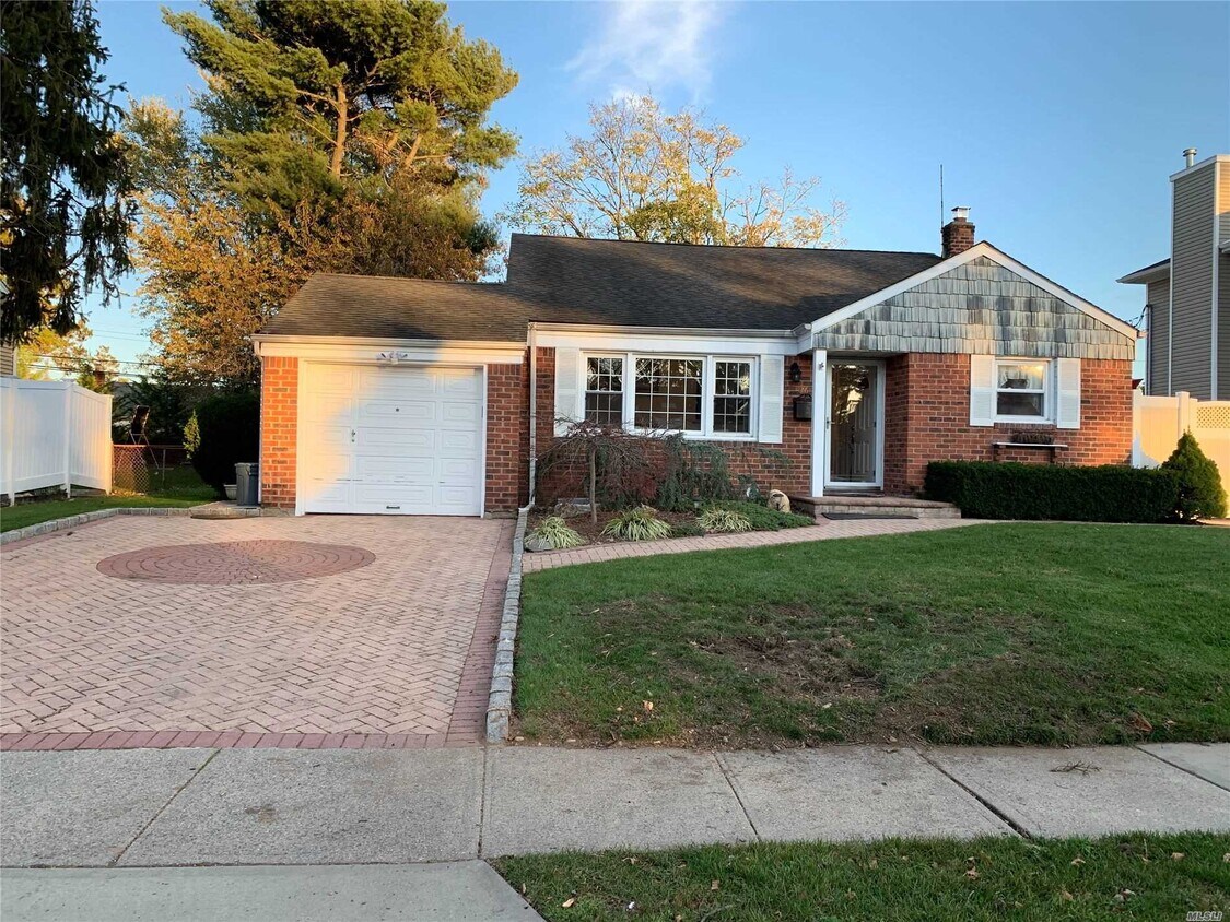 26 Preston Ln, Syosset, NY 11791 - House Rental in Syosset, NY | Apartments.com
