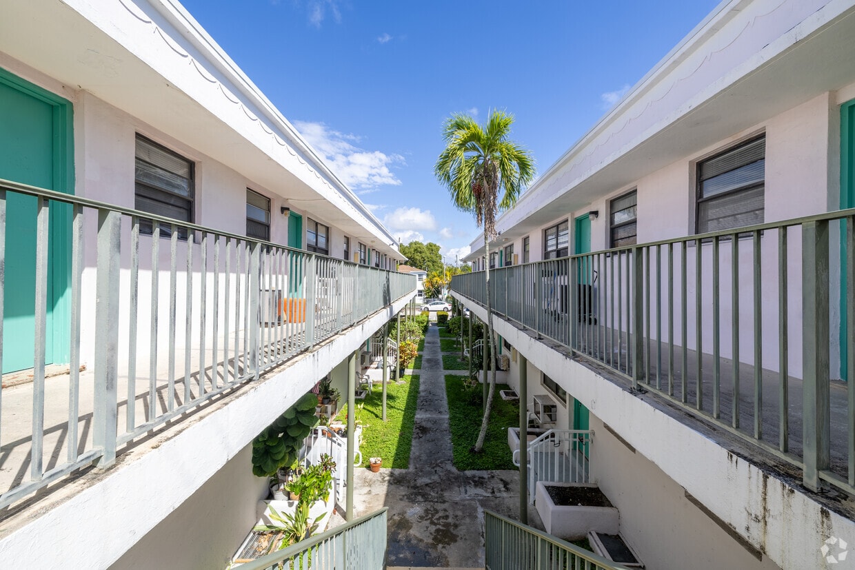 Cielo Miami Beach Apartments - 1930-1956 Marseille Dr Miami Beach, FL ...