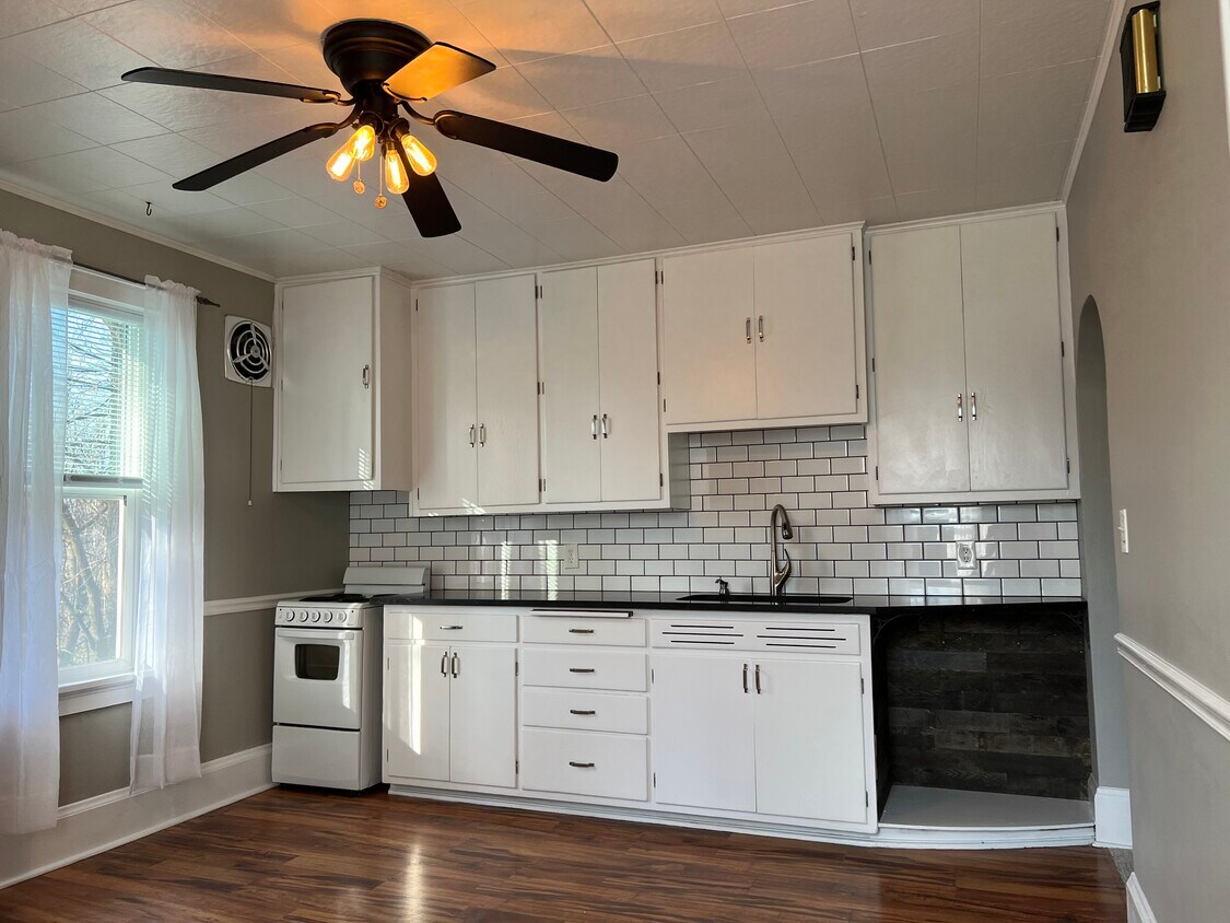 2032 W Sunnydale Ln Unit Upper, Mequon, WI 53092 - 2032 W Sunnydale Ln ...