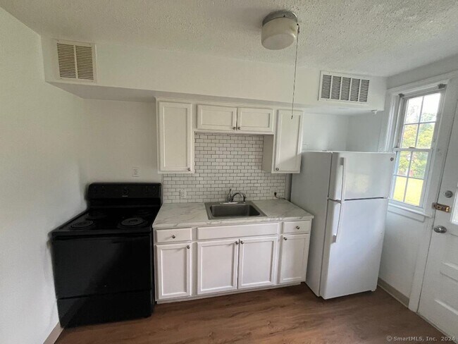 17 Garden Dr Unit D, Manchester, CT 06040 - Condo for Rent in ...