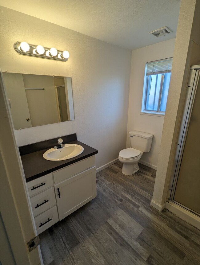 1004 S 6th St Unit B, Cottage Grove, OR 97424 - Room for Rent in ...