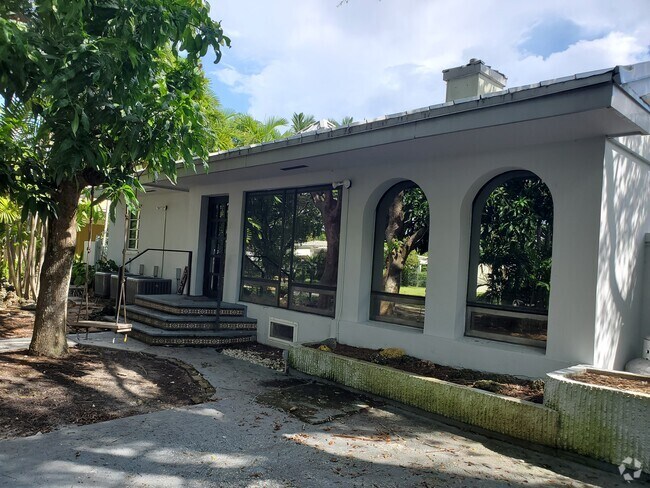 Schenley Park Houses for Rent with a Swimming Pool - Miami, FL - 4 ...