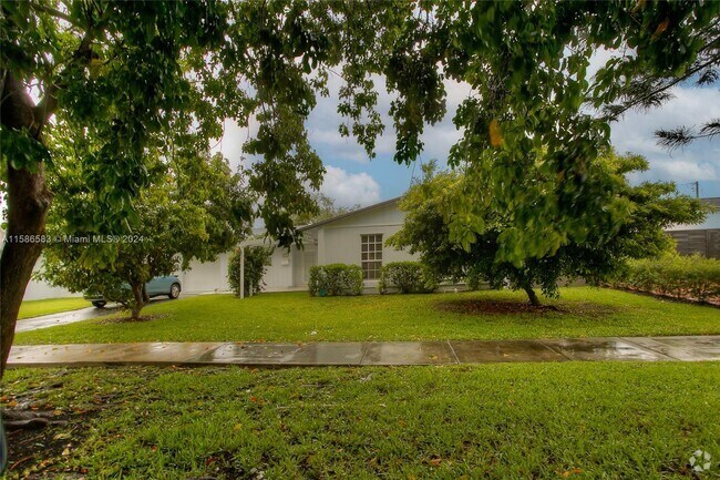 Cutler Ridge Manor Estates Apartments for Rent with a Swimming Pool ...