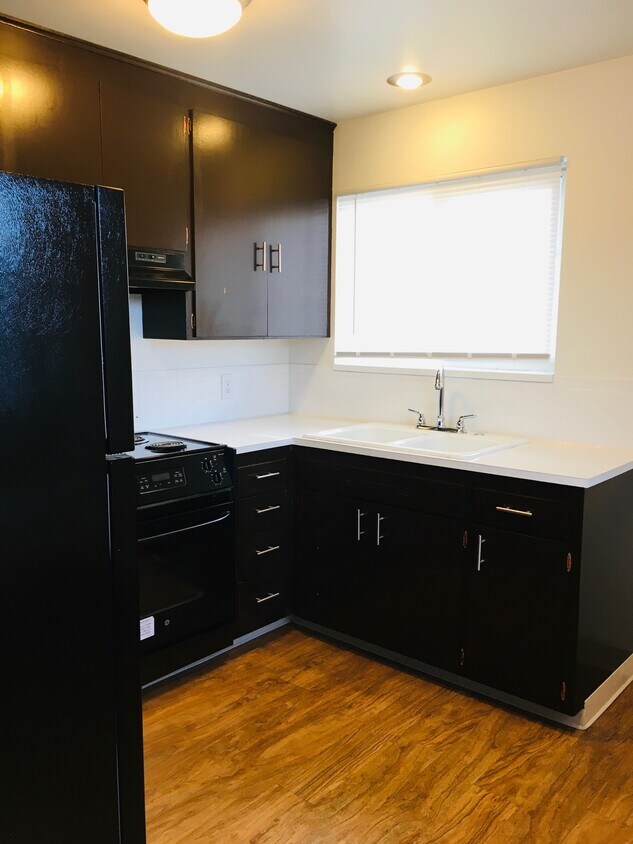 Brick & Mortar Apartments - 520-524 NE 112th St Seattle, WA ...