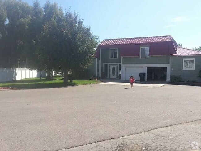 Apartments for Rent with a Walk-In Closet in Maeser UT