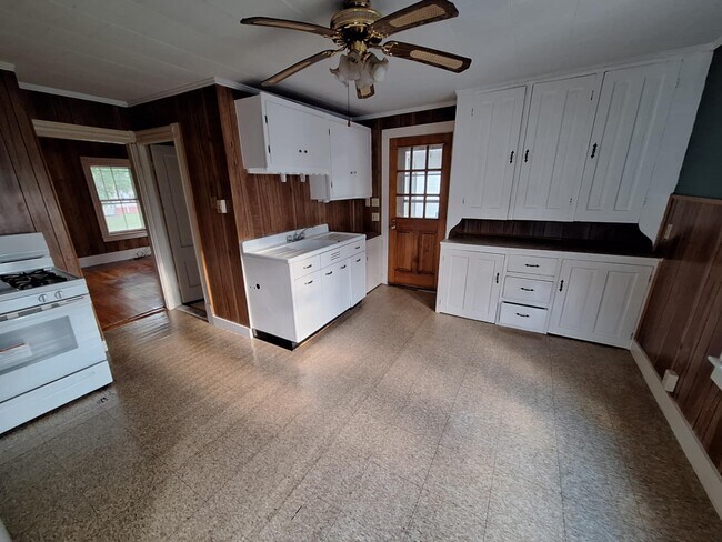 25 Sherwin St Unit 23B Sherwin Street, Ware, MA 01082 - 25 Sherwin St Ware, MA 01082 ...