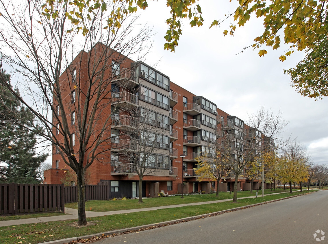 Regency Place Apartments Apartments - 15 Regency Cres Whitby, ON ...