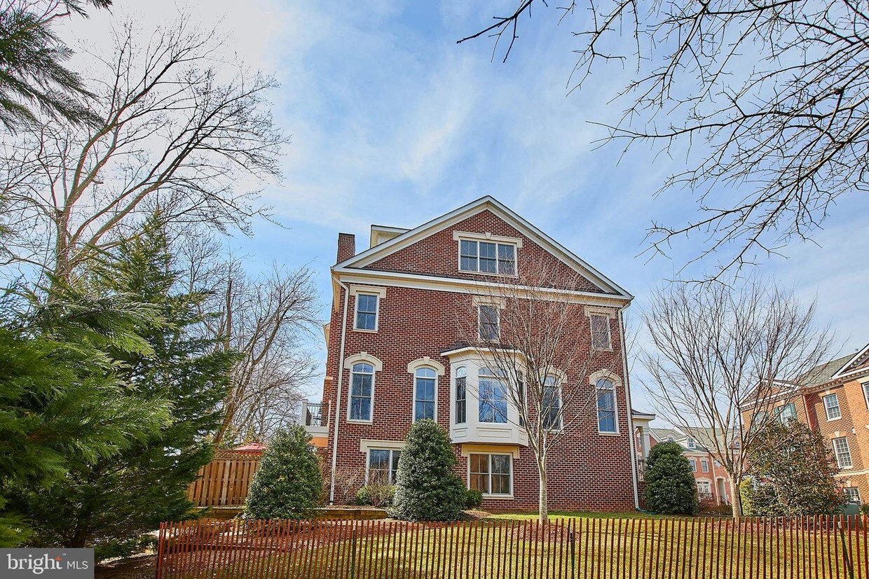 7023 Little Leaf Linden Ln, McLean, VA 22101 - Townhome Rentals in ...