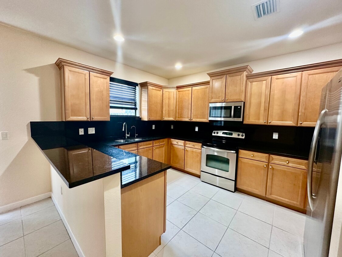 8935 NW 98th Ct, Doral, FL 33178 - Townhome Rentals in Doral FL ...