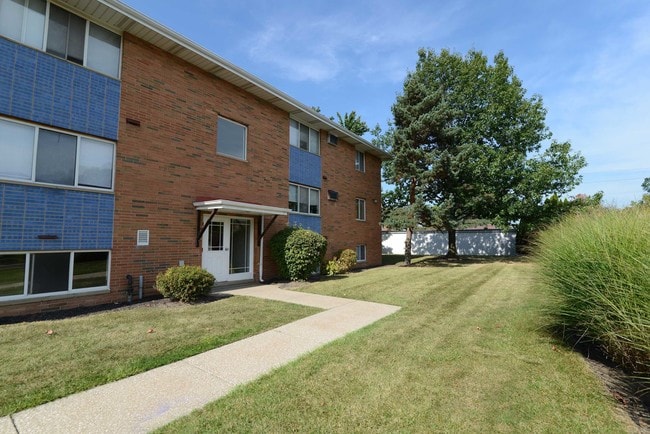 Midpark Village Apartments - Middleburg Heights, OH | Apartments.com