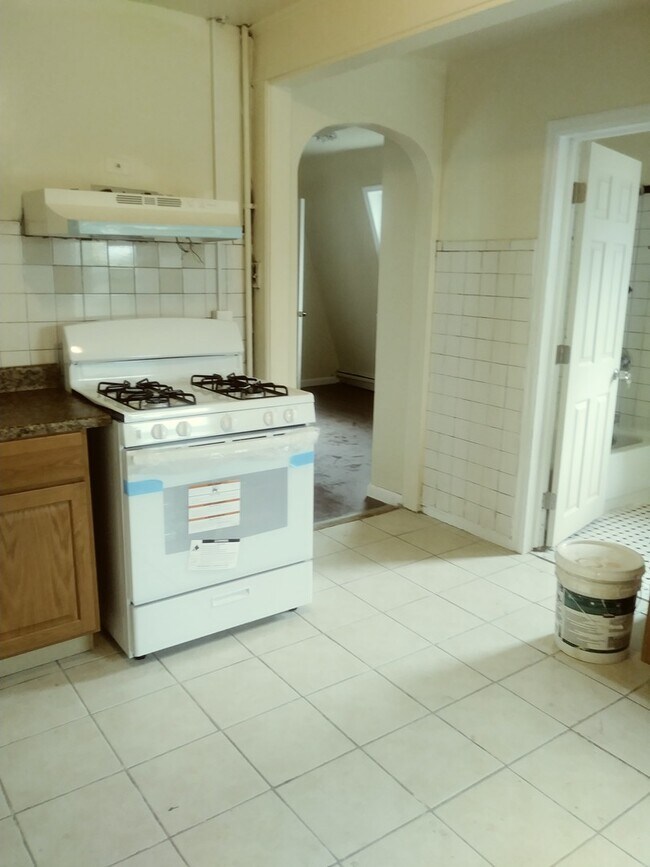 47 Chelsea Ave Unit Third Floor Chelsea, Newark, NJ 07106 - Room for ...