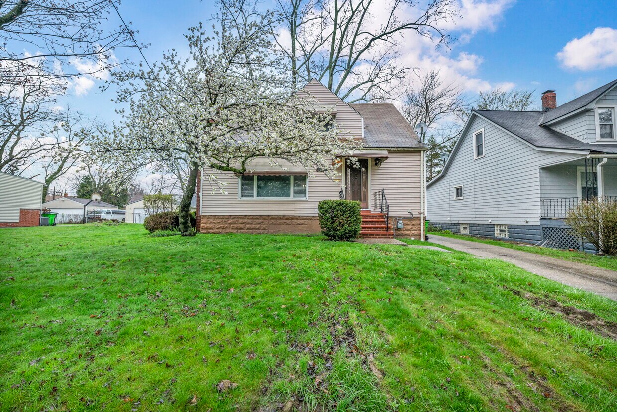 19913 Kings Hwy, Warrensville Heights, OH 44122 - House Rental in ...