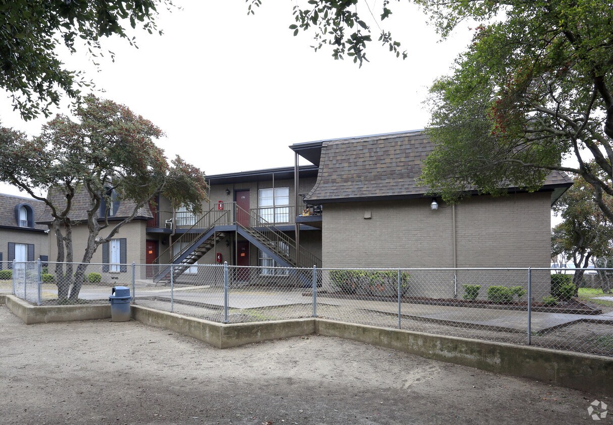 Legacy Lofts Rentals in Dallas at 2600 Highland Rd Dallas, TX ...