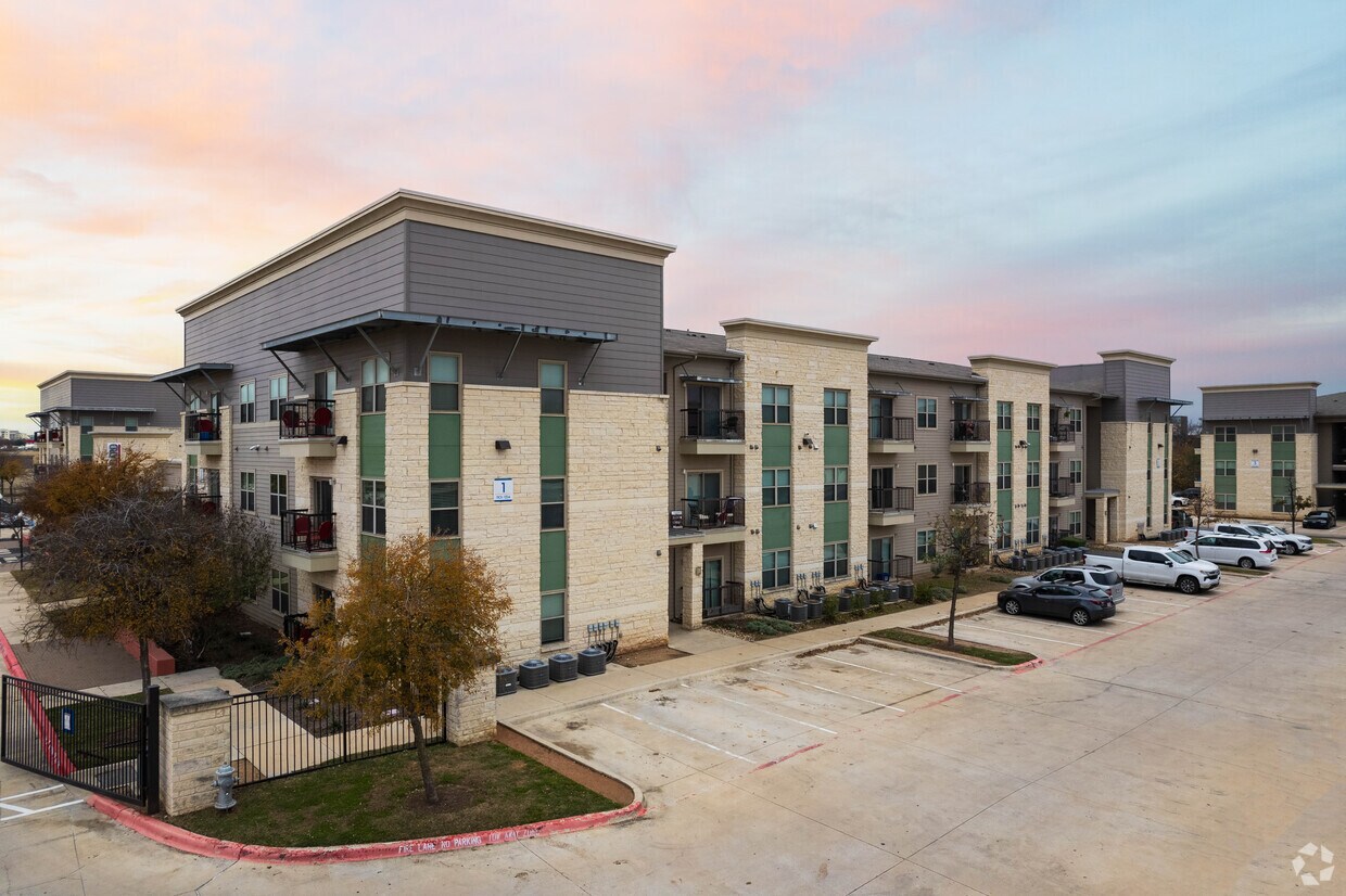 The Standard at Leander Station - Apartments in Leander, TX ...