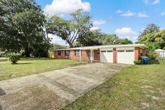 Apartments for Rent with Yard in Lake Lucina, Jacksonville | Apartments.com