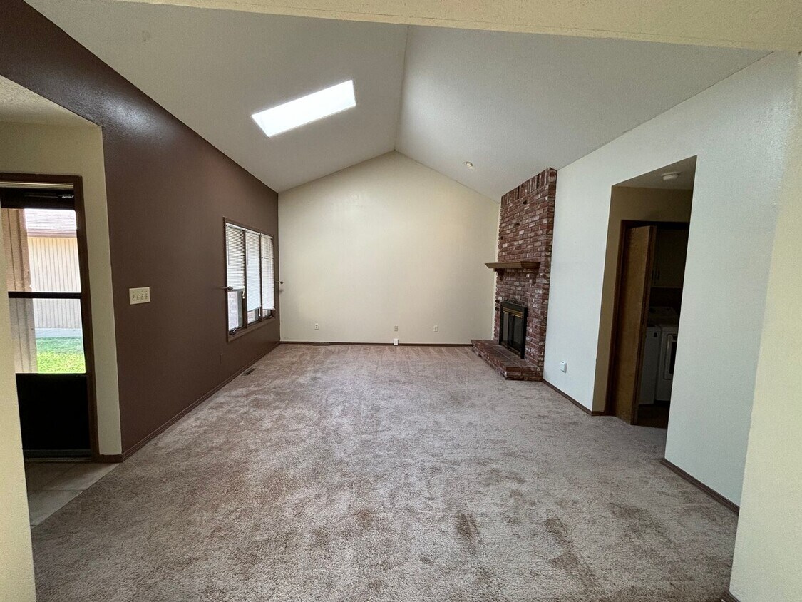 517-519 E Redwood St Unit 519 E Redwood St, Springfield, MO 65807 ...