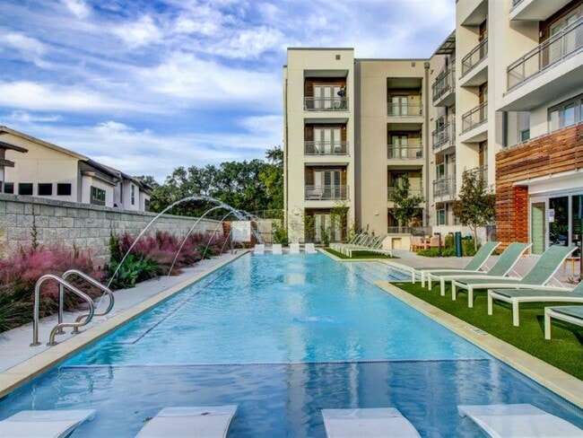 Woods Of Westlake Apartments for Rent with a Walk-In Closet - Austin ...