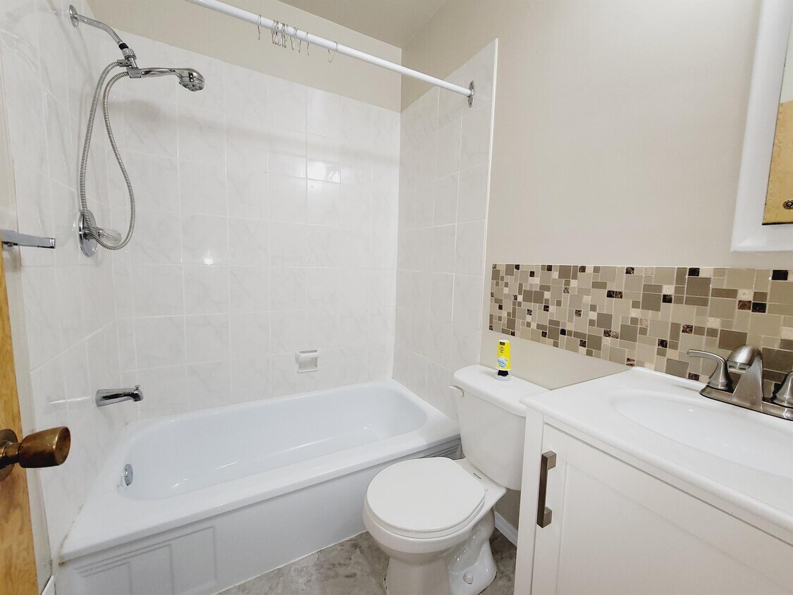 10976 124 St Unit 2, Edmonton, AB T5M 0H8 - Apartment for Rent in ...