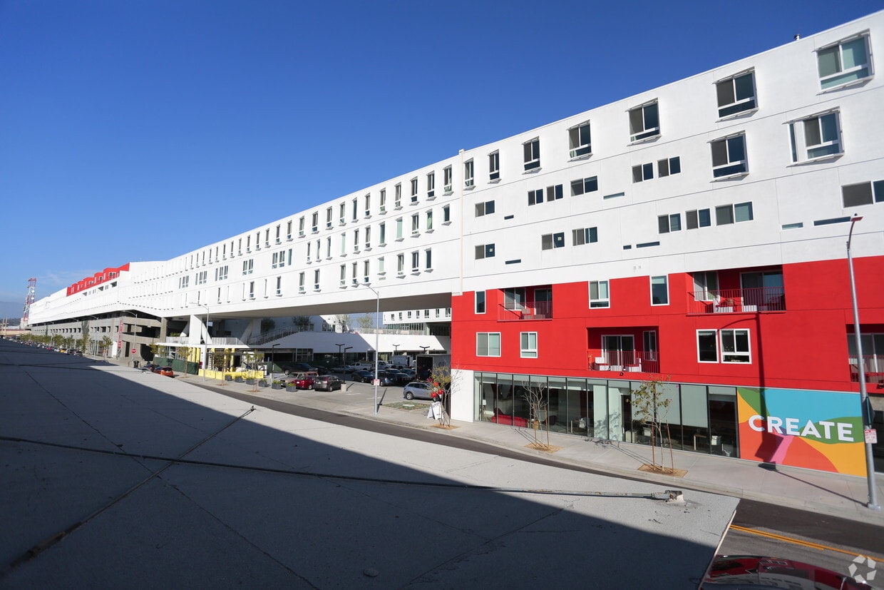 One Santa Fe - Apartments in Los Angeles, CA | Westside Rentals