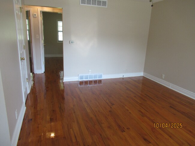 Devin Place Apartments for Rent with Hardwood Floors - Des Moines, IA ...