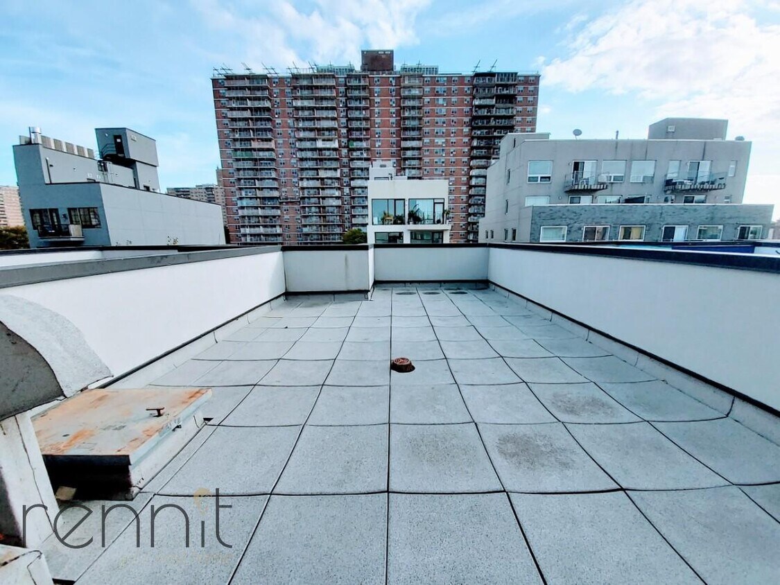 28 Meserole St, Brooklyn, NY 11206 - Townhome Rentals in Brooklyn NY ...