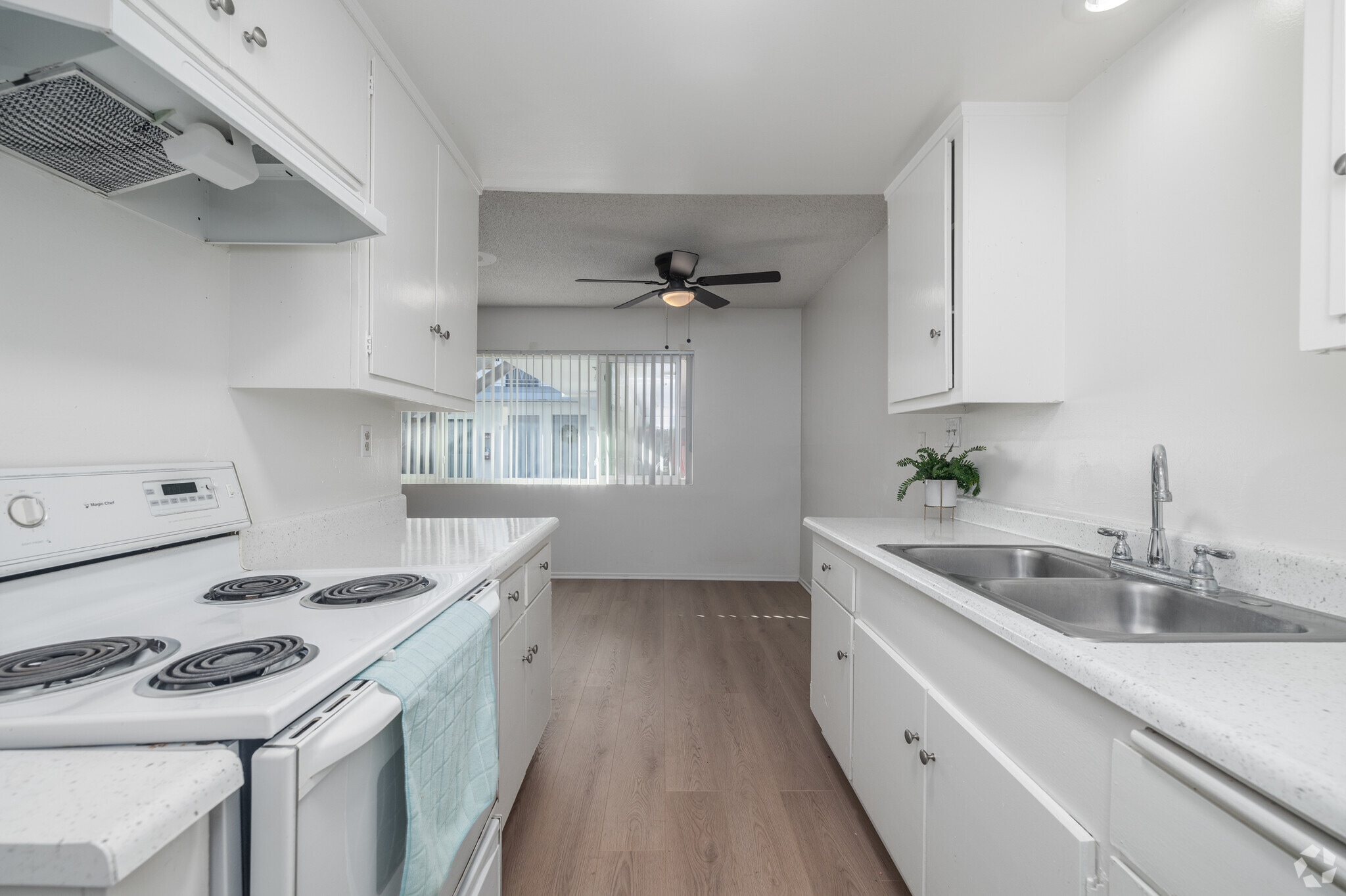 PARKVIEW (Tropic Isle) - 3344-3408 Redondo Beach Blvd Torrance, CA ...