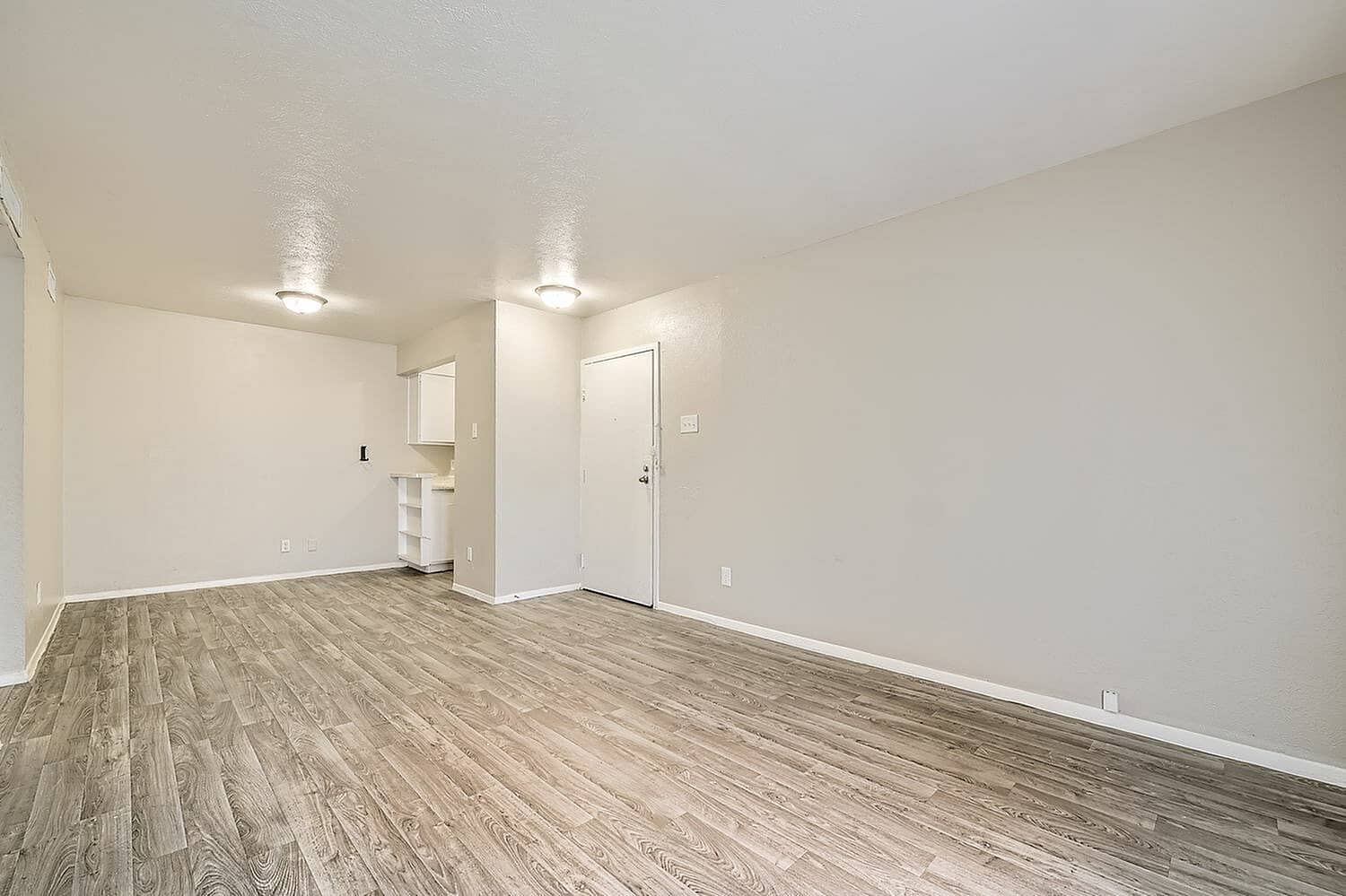 The Courtland 3504 Fawn Valley Dr Dallas Tx 75224 Apartments