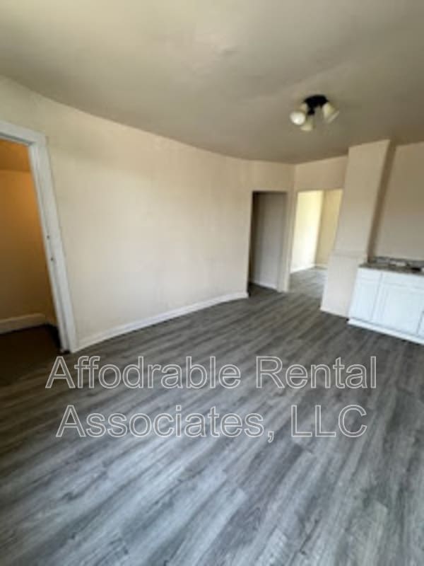 112 W Kassner Pl Unit Upper, Milwaukee, WI 53204 - Condo for Rent in ...