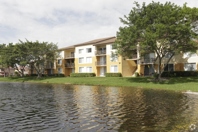 Lakes At Pembroke Apartment Homes