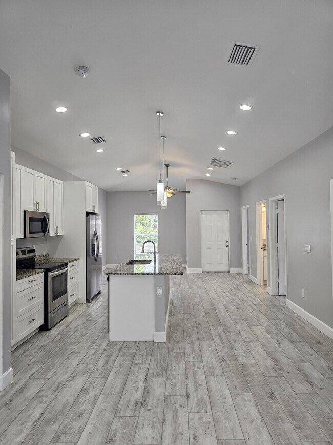 Monroe Heights Apartments for Rent with a Yard - Riviera Beach, FL ...