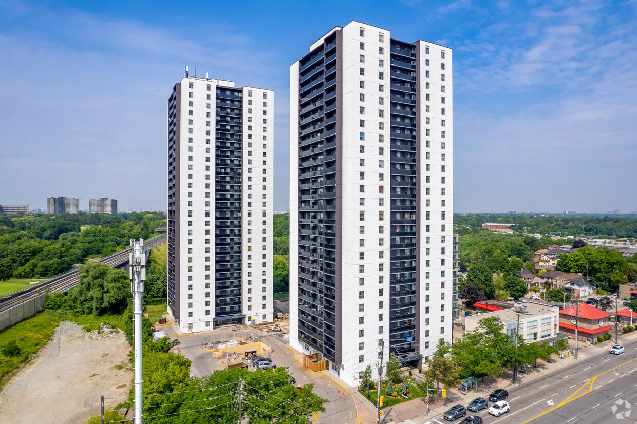 Country Club Towers Apartments - 2450-2460 Weston Rd Toronto, ON ...