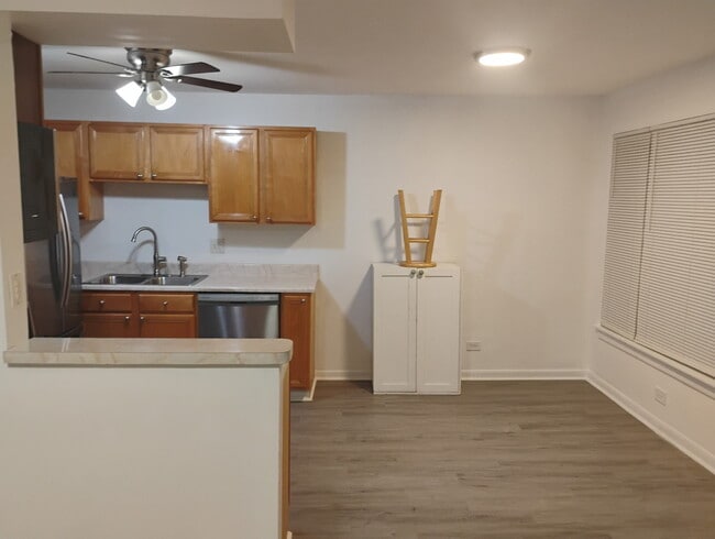 2424 W Estes Ave Unit 4E, Chicago, IL 60645 - Condo for Rent in Chicago ...