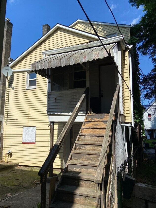 544 5th Ave Unit 1B (rear), New Kensington, PA 15068 - Room for Rent in New Kensington, PA ...