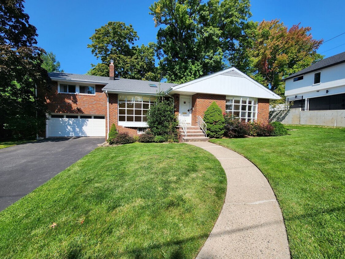 18 Ridge Rd, Englewood Cliffs, NJ 07632 - House Rental in Englewood ...