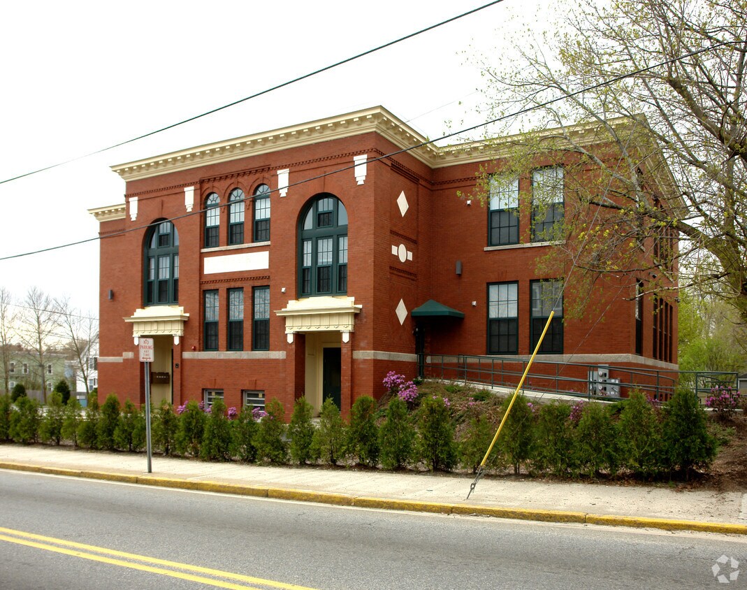 1048 Social St, Woonsocket, RI 02895 - 1048 Social St Woonsocket, RI ...