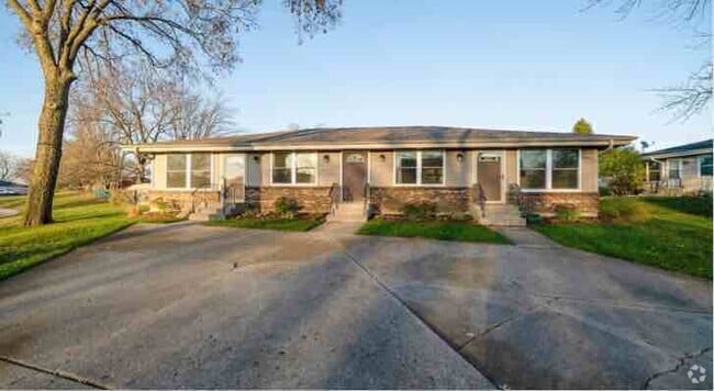 Apartments For Rent in Monroe Center IL with Yard - 2 Rentals ...