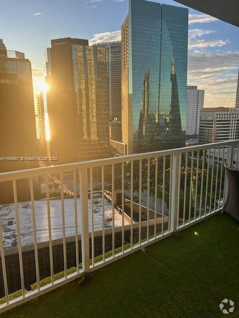 Brickell Business District Apartments for Rent with a Walk-In Closet ...